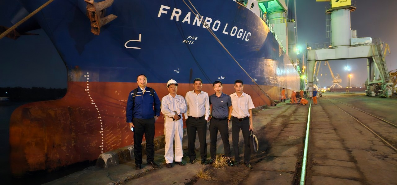 LÃNH ĐẠO CÔNG TY XUỐNG THĂM, KIỂM TRA VÀ TẶNG QUÀ CHO THUYỀN BỘ TÀU FRANBO LOGIC TẠI CẢNG HOÀNG ...